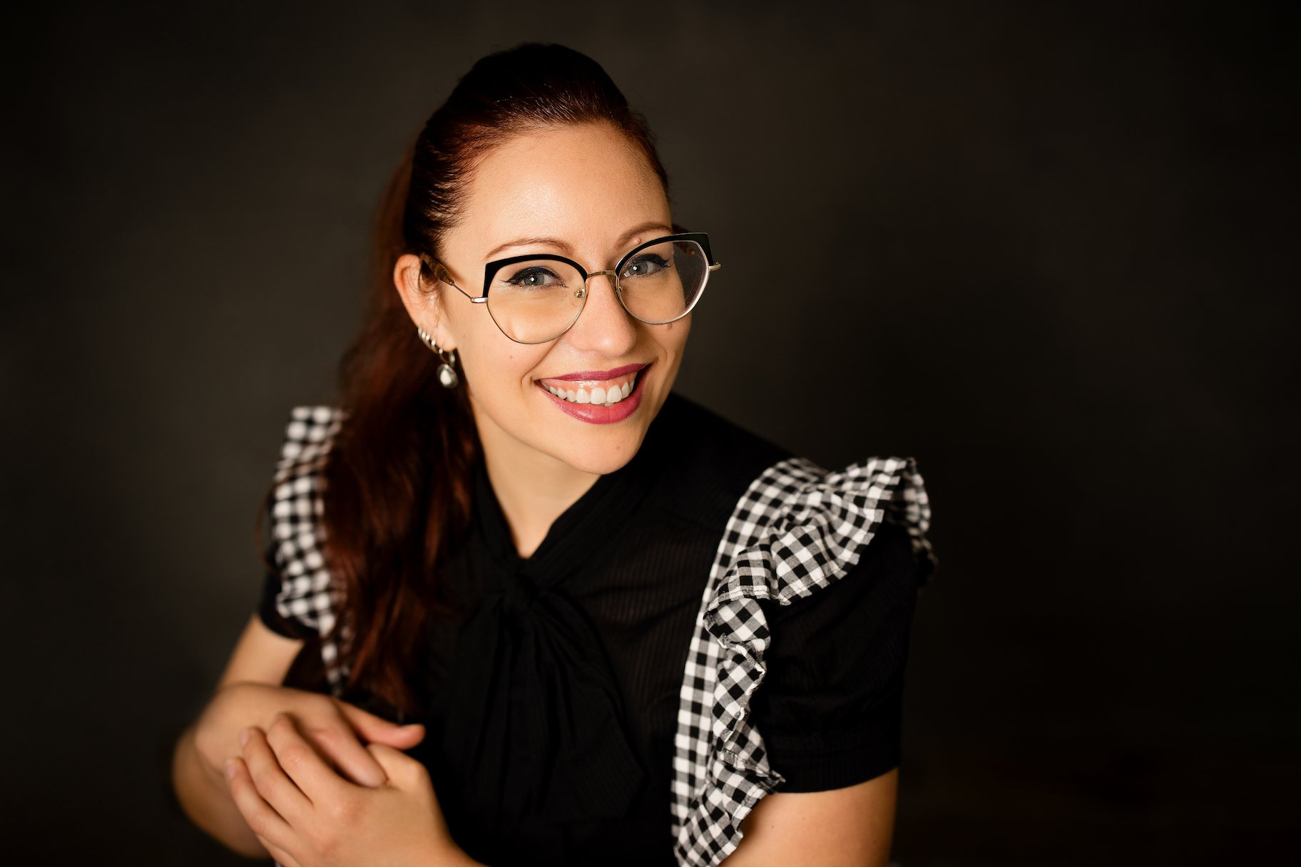 How to Tastefully Do Your Makeup for a Photoshoot: Expert Tips - Best ...